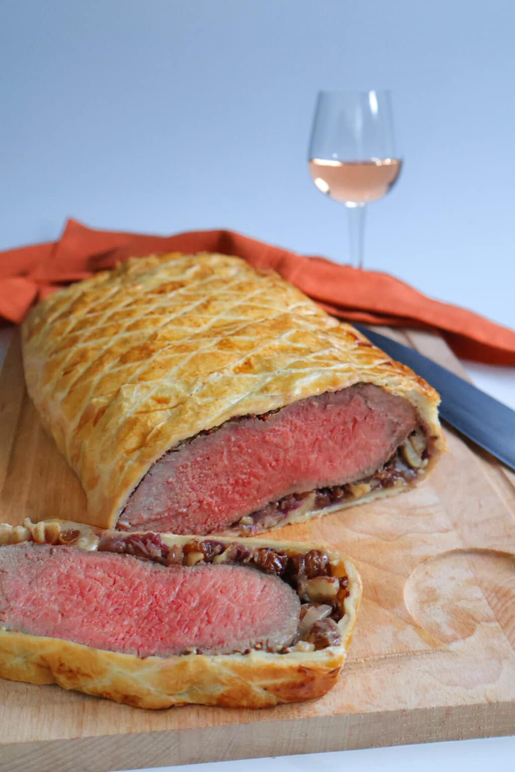 Bœuf Wellington aux fruits secs et oignons confits